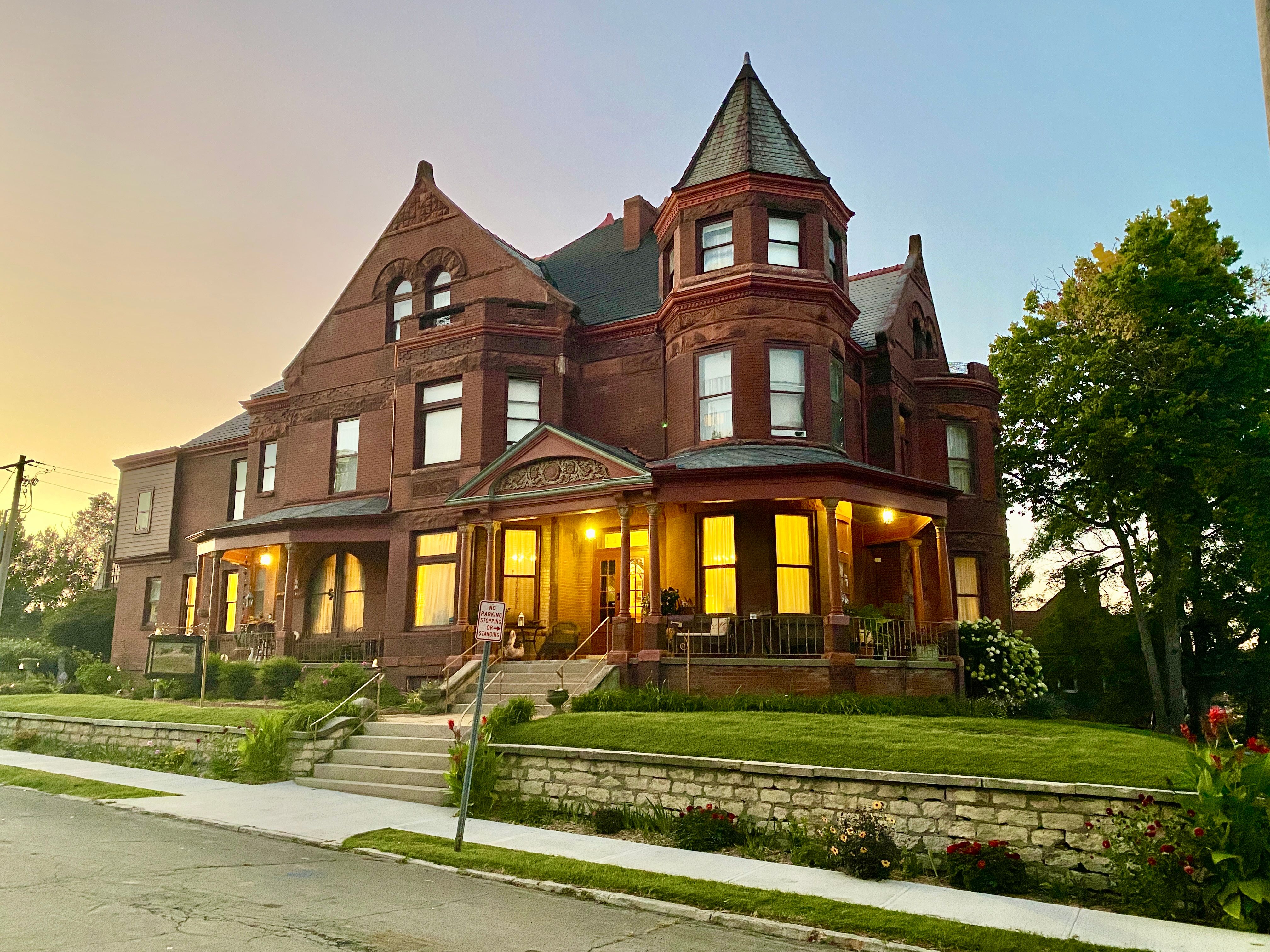 Vineyard Mansion & Carriage House