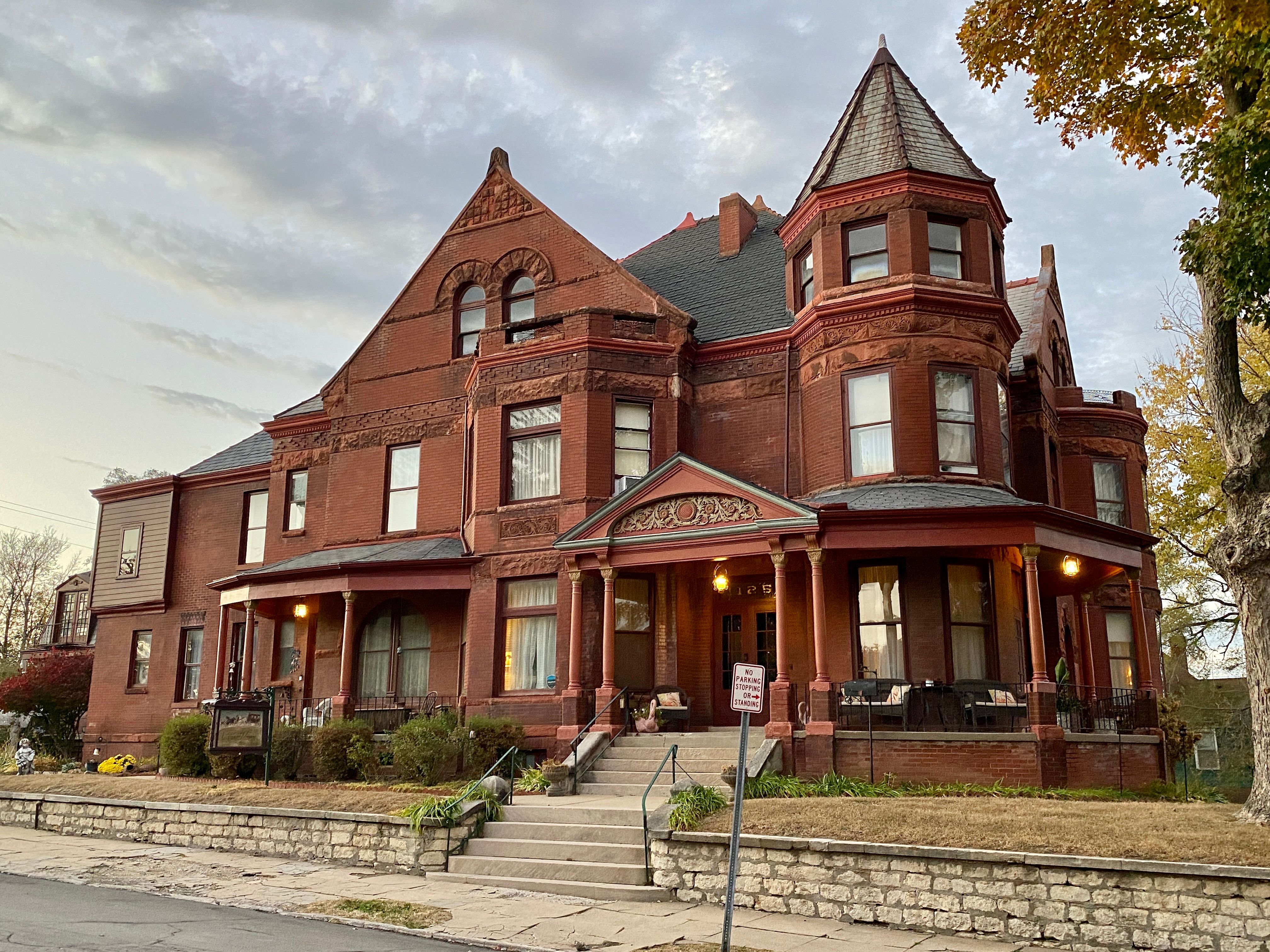 Vineyard Mansion & Carriage House